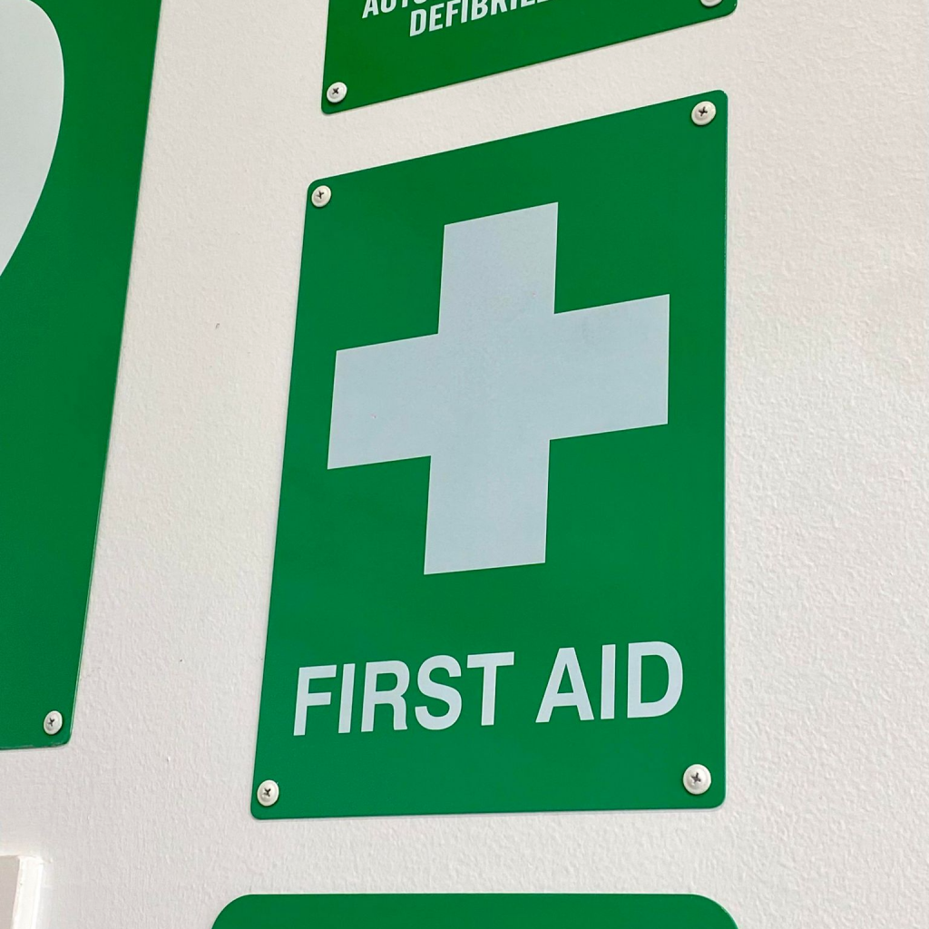 FIRST AID Flat Green Metal Wall Sign - A4 - Defibshop